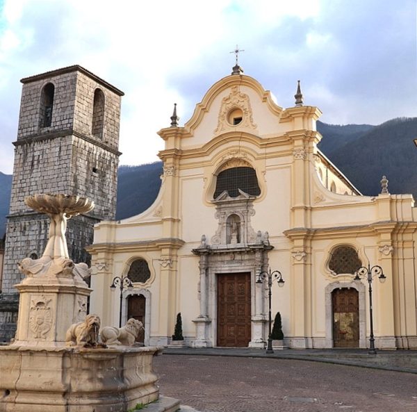 Solofra (Av): centro storico e Collegiata di San Michele Arcangelo Solofra (Av): centro storico e Collegiata di San Michele Arcangelo