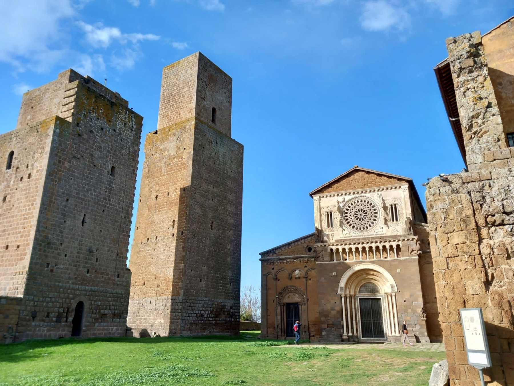 Tuscania: “La Basilica di San Pietro e la Basilica di Santa Maria Maggiore”